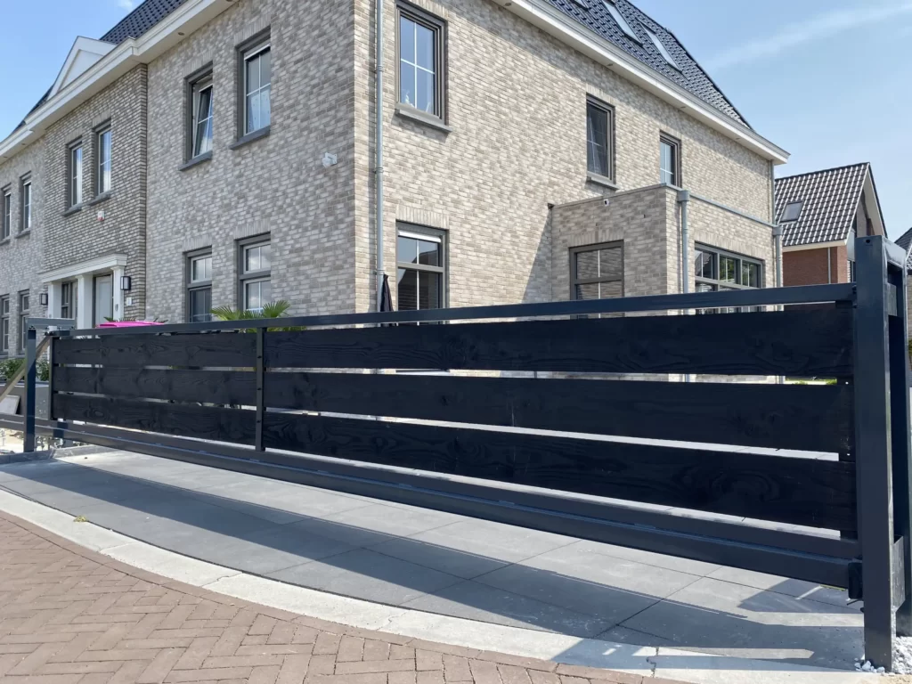 Hekwerk en Poort met Hout - Combineer metaal met hout